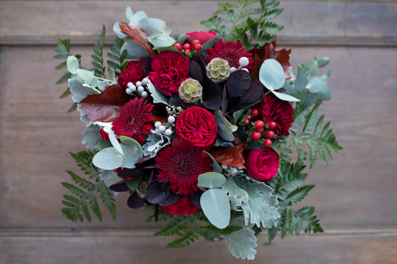 Bouquet rond champêtre composé de roses rouges